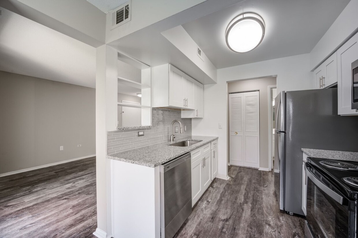 Lakeside Crossing at Eagle Creek Apartments and Townhomes - 3833 Wind ...