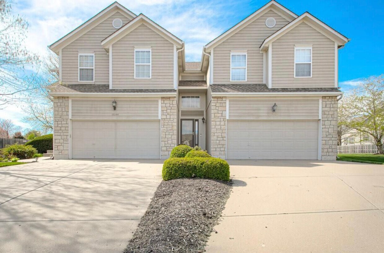 15540 Floyd St, Overland Park, KS 66223 - Townhome Rentals in Overland ...