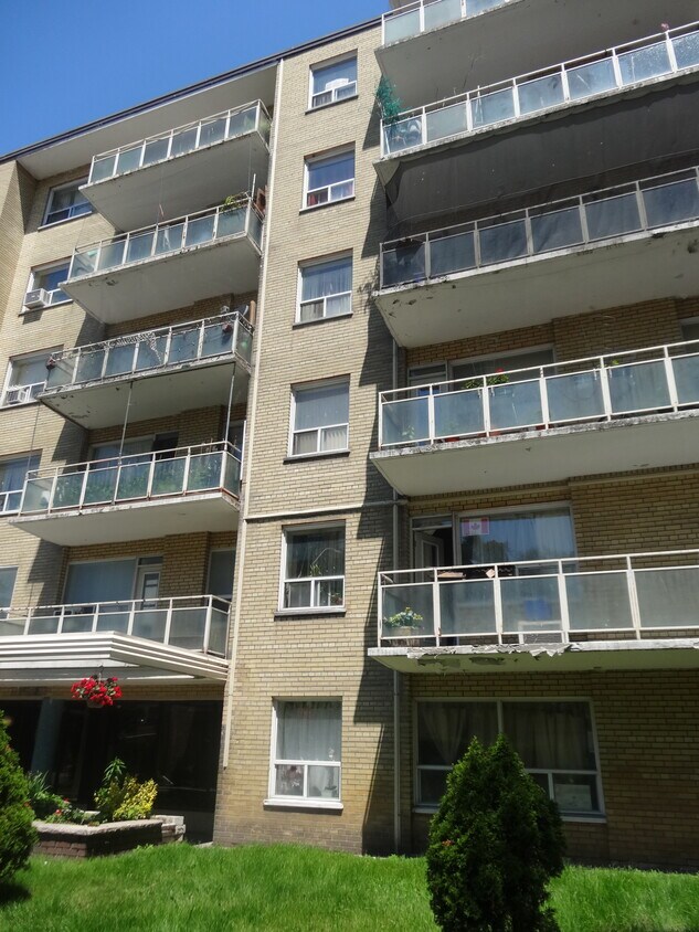 200 Cosburn Av Unit 2 brm Apt with Balcony, Toronto, ON M4J 2M1 ...