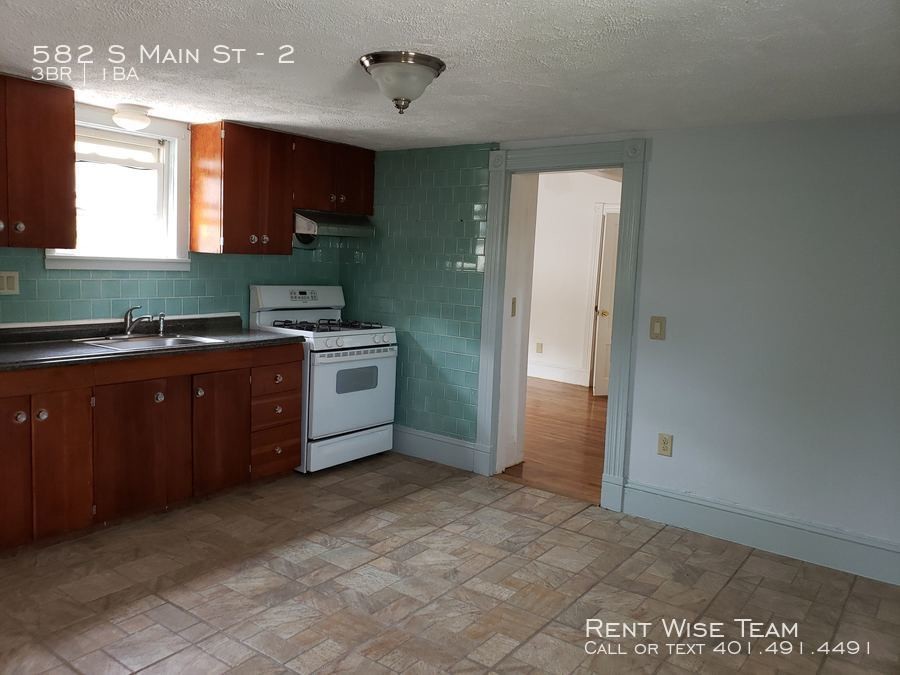 582 South Main Street Unit 2, Woonsocket, RI 02895 - Room for Rent in ...