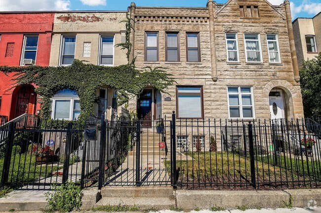 Stateway Gardens Apartments for Rent with Hardwood Floors - Chicago, IL ...