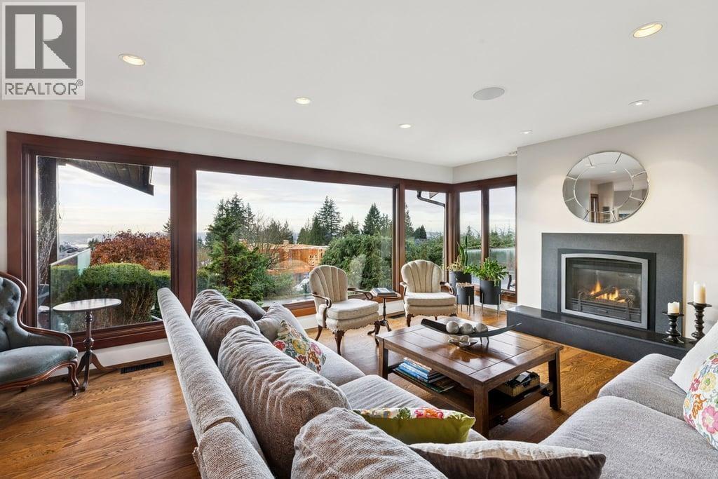 124 Carisbrooke Crescent, North Vancouver, BC V7N 2S1 - Maison à Louer ...