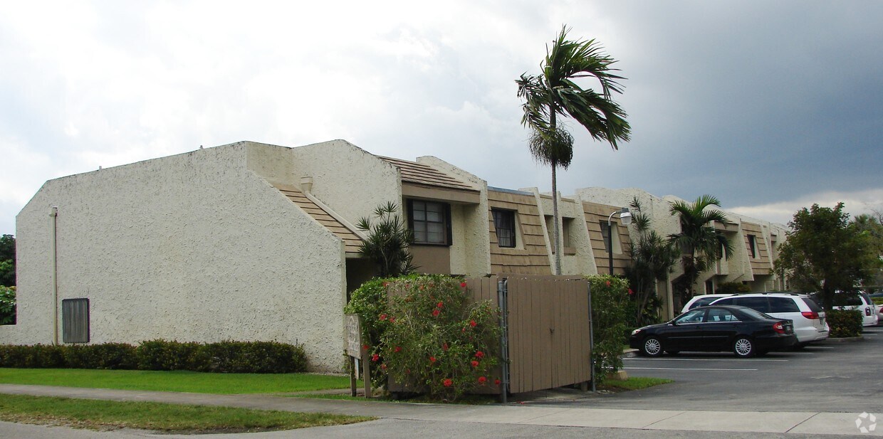 Colonial Court Apartment Condos - 2614 N 38th Ave Hollywood, FL 33021 ...