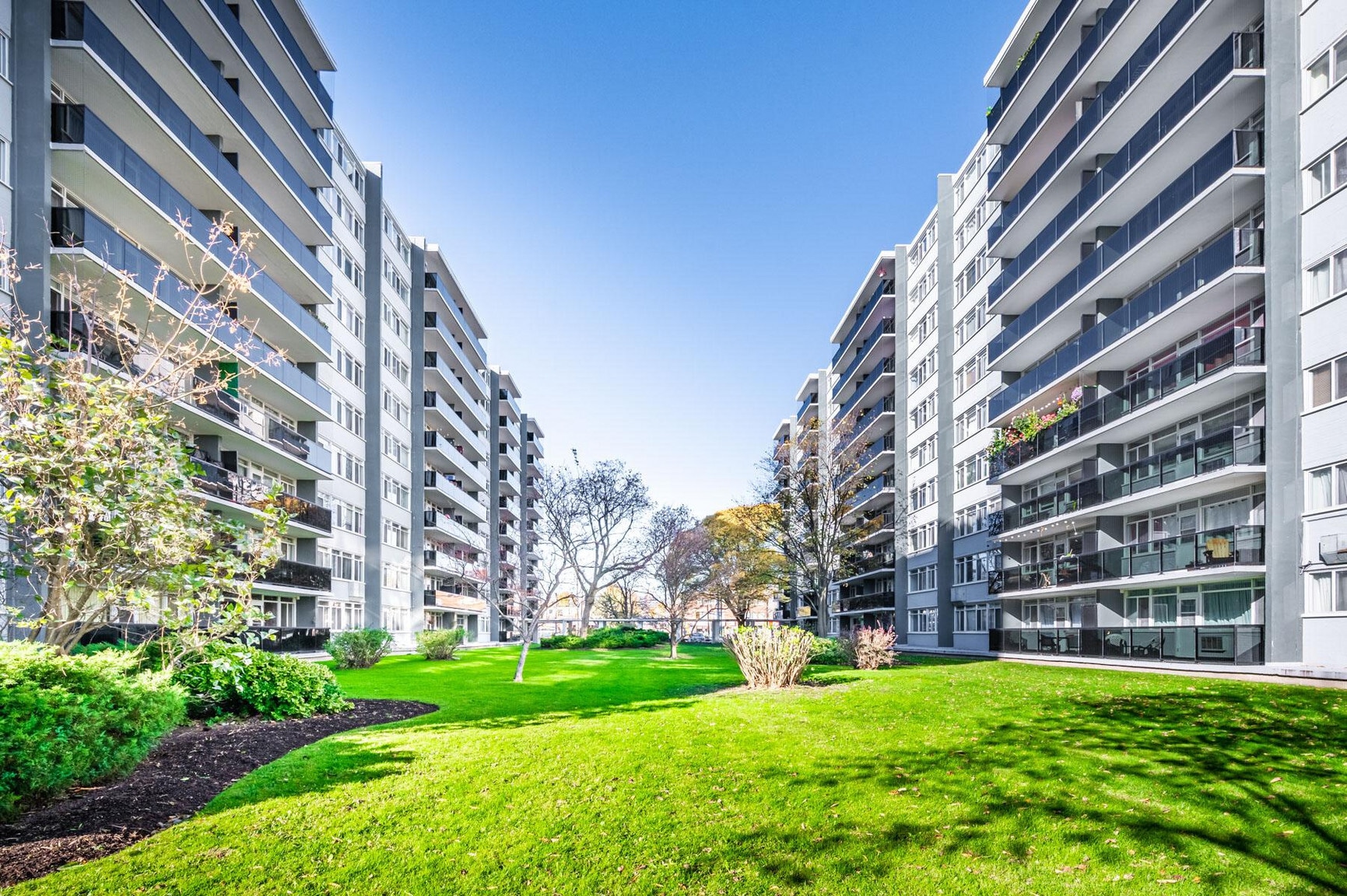 Shoreline Towers Apartments - 2313-2323 Lakeshore Blvd W Toronto, ON ...