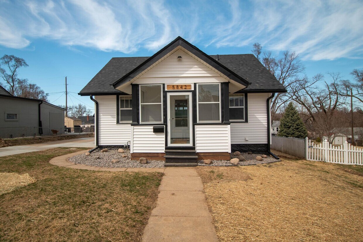 5842 Elm St, Omaha, NE 68106 - House Rental in Omaha, NE | Apartments.com