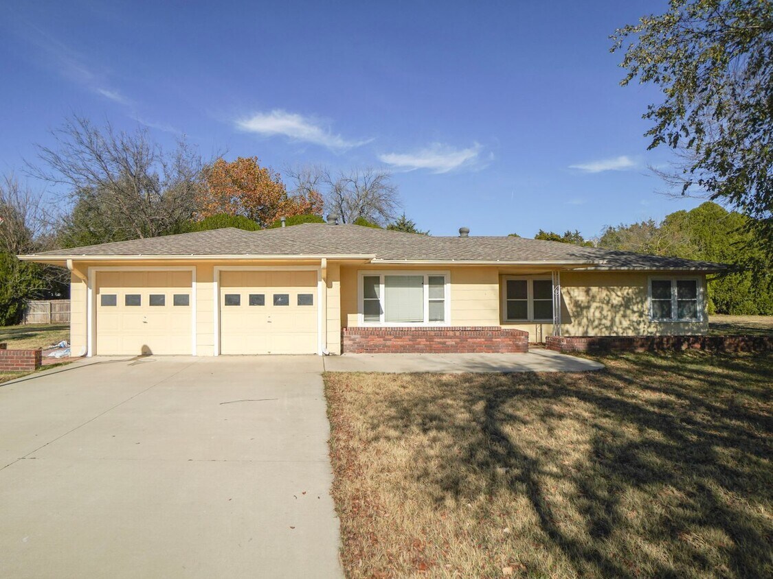 2333 Riverside Dr, Norman, OK 73072 - House Rental in Norman, OK | Apartments.com