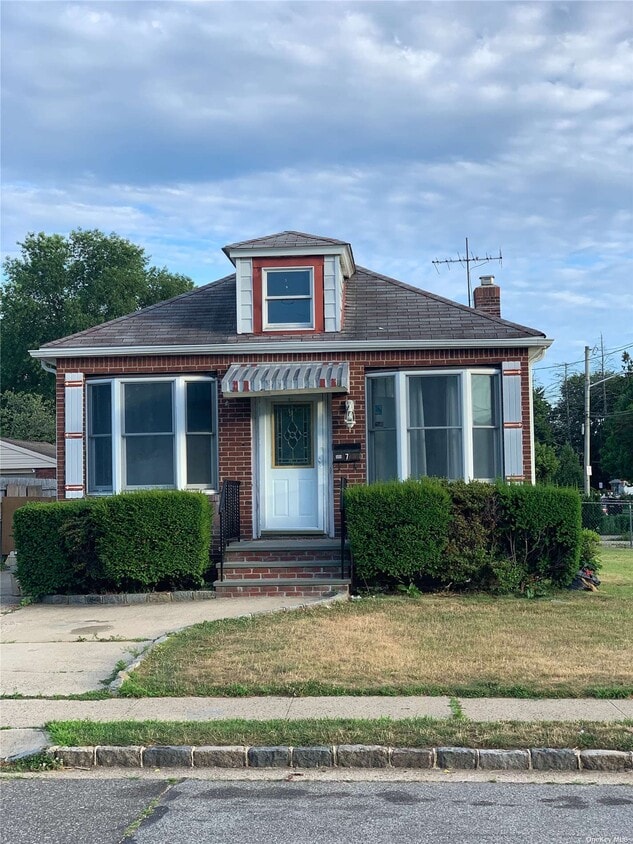 7 Genesee St, Hicksville, NY 11801 - House Rental in Hicksville, NY ...