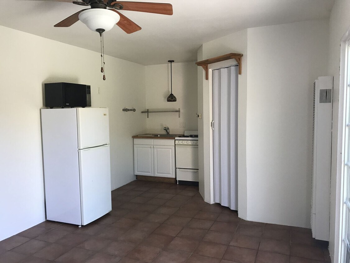 724 W Roderick Ave Unit 724 1/2, Oxnard, CA 93030 - Room for Rent in ...