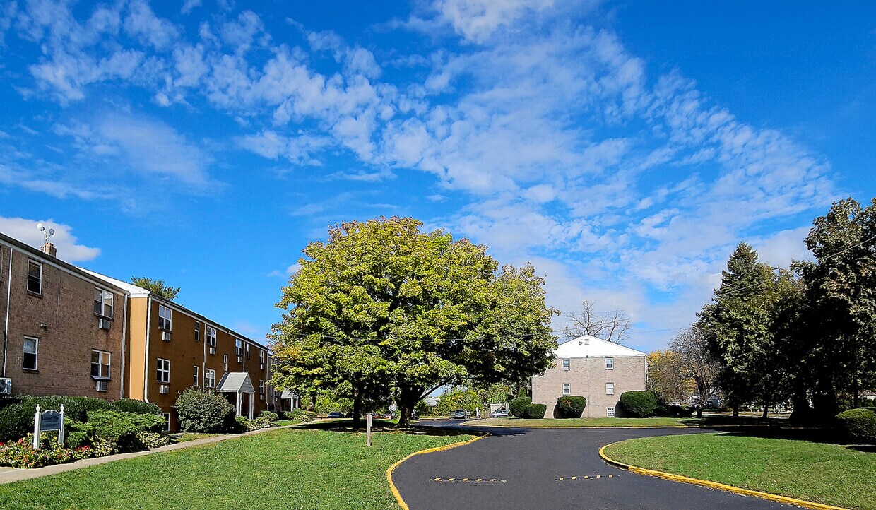 Colonial Village With Tower Colonial Village 231 W D Ave Salisbury