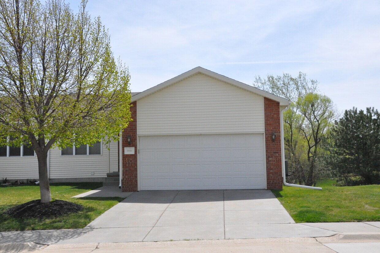 2041 Colorado Dr, Lincoln, NE 68521 - Townhome Rentals in Lincoln NE ...