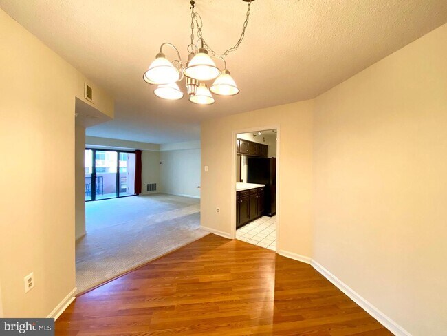 1301 N Courthouse Rd Unit 910, Arlington, VA 22201 - Room for Rent in ...