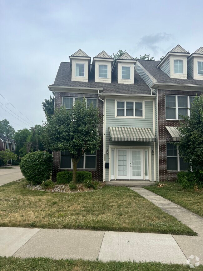 Oak Run Apartments for Rent with a Swimming Pool - Royal Oak, MI - 3 ...