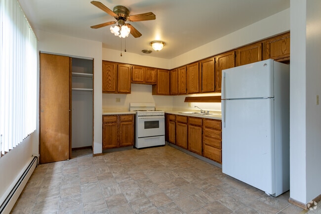 Rolling Green Apartments for Rent with a Walk-In Closet - Milwaukee, WI ...
