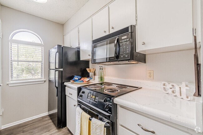 Monte Vista Apartments for Rent with a Walk-In Closet - San Antonio, TX ...