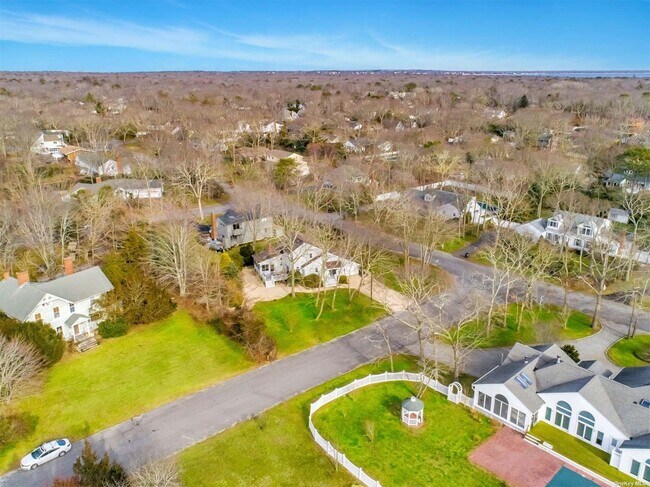 1 Canal Way Hampton Bays Ny 11946 House Rental In Hampton Bays Ny
