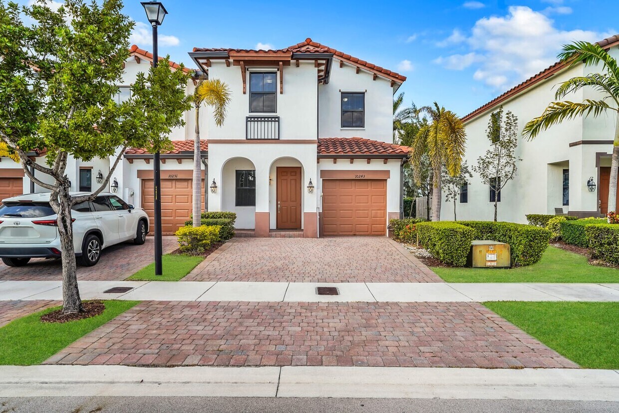 10243 Nw 89 Ter - Alquileres en Doral, FL | Apartamentos.com