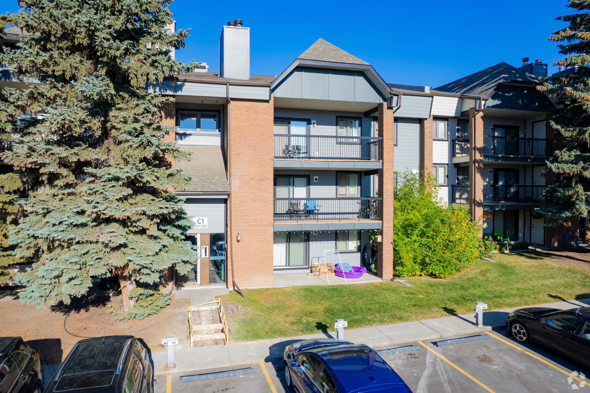 Coachman House Apartments - 20 Patterson Blvd Sw Calgary, AB ...