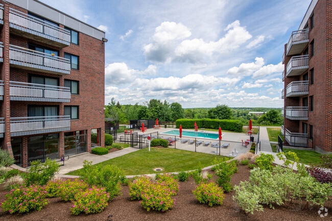 Apartments for Rent with a Swimming Pool in Holden MA