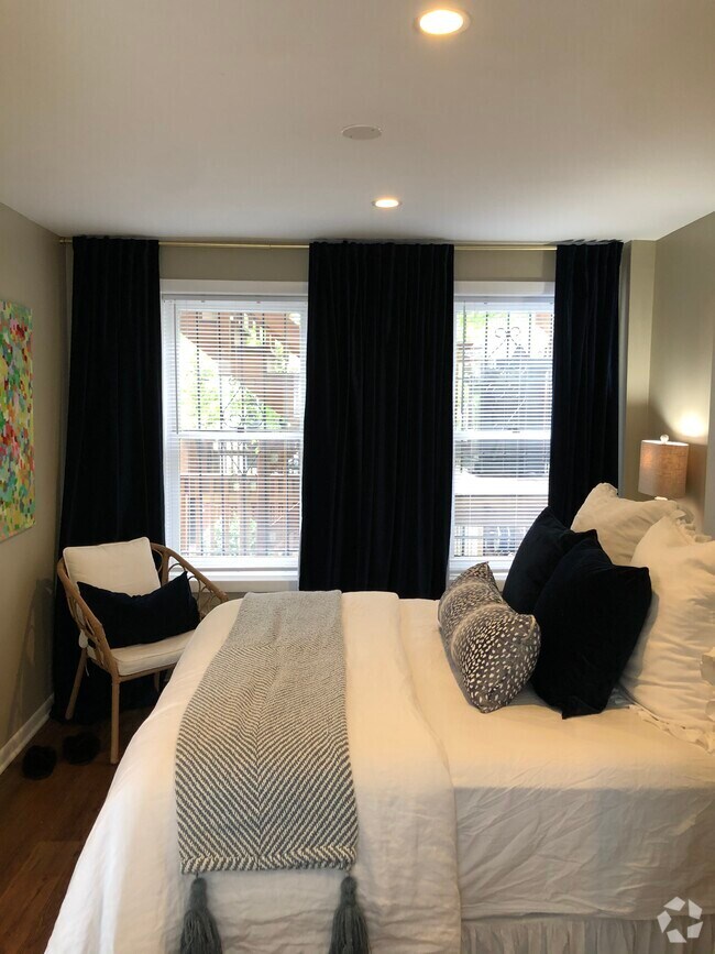 Ranch Triangle Apartments for Rent with a Yard - Chicago, IL - 2 ...