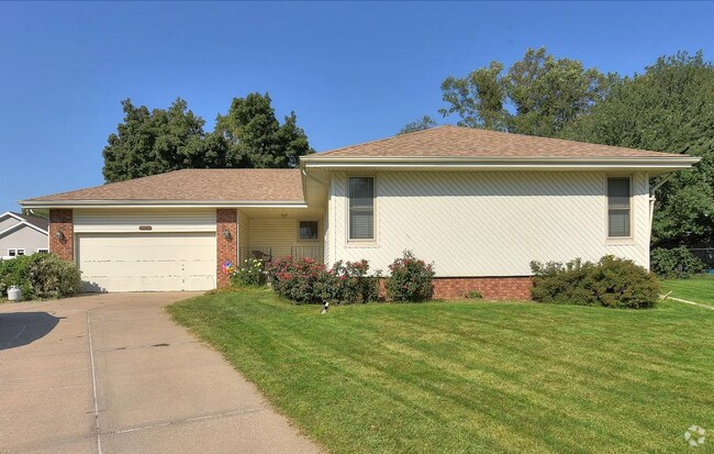 Rose Garden Estates Student Apartments for Rent - Omaha, NE - Updated ...