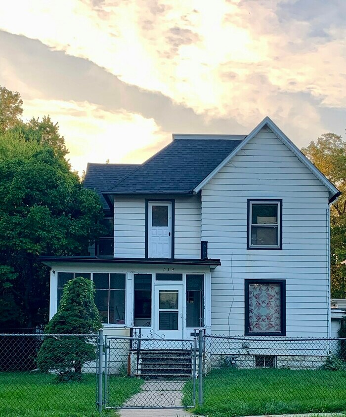 214 College Ave, DeKalb, IL 60115 - House Rental in DeKalb, IL ...
