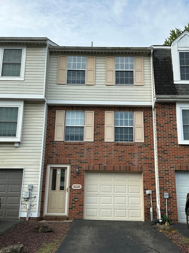 Independence Square of Hopewell Apartments for Rent with a Garage ...