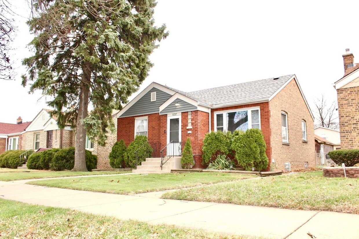 8237 S California Ave, Chicago, IL 60652 - House Rental in Chicago, IL | Apartments.com
