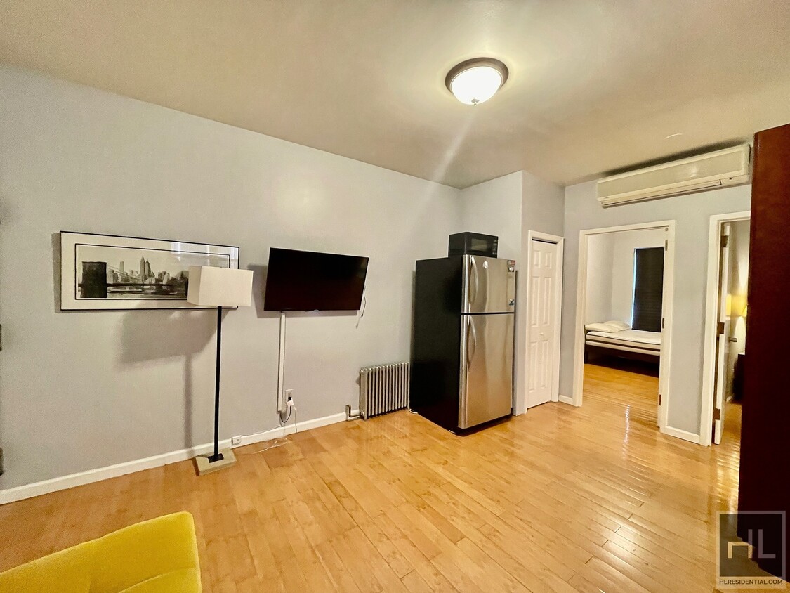 1.5 bed located right on Ditmars Blvd with... - Alquileres en Queens ...