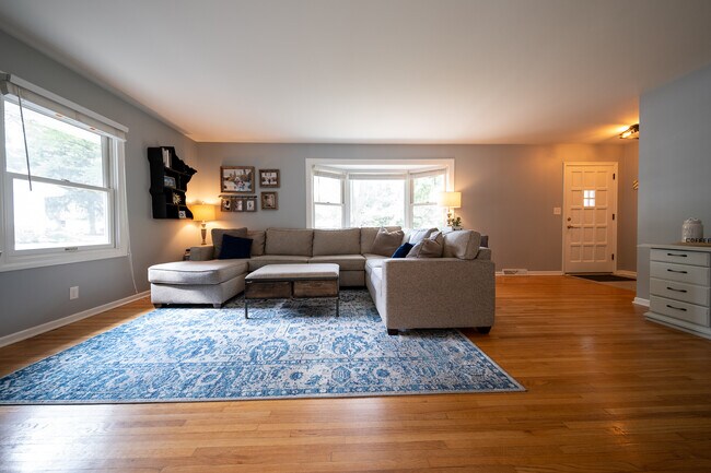 8827 Penn Lake Cir, Minneapolis, MN 55431 - House Rental in Minneapolis ...