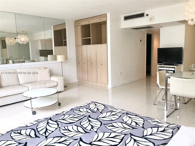 Apartments for Rent with a Swimming Pool in City Center, Miami Beach ...