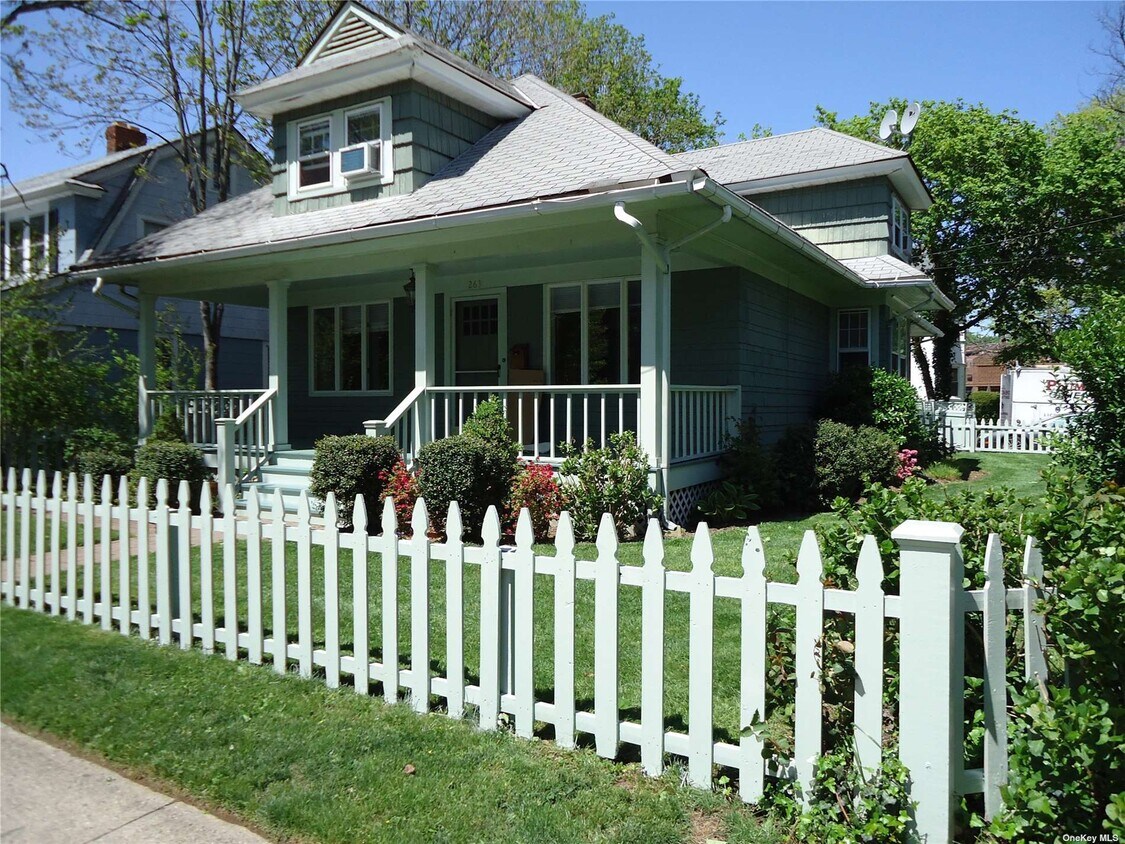 263 Willow St, Roslyn Heights, NY 11577 - House Rental in Roslyn ...