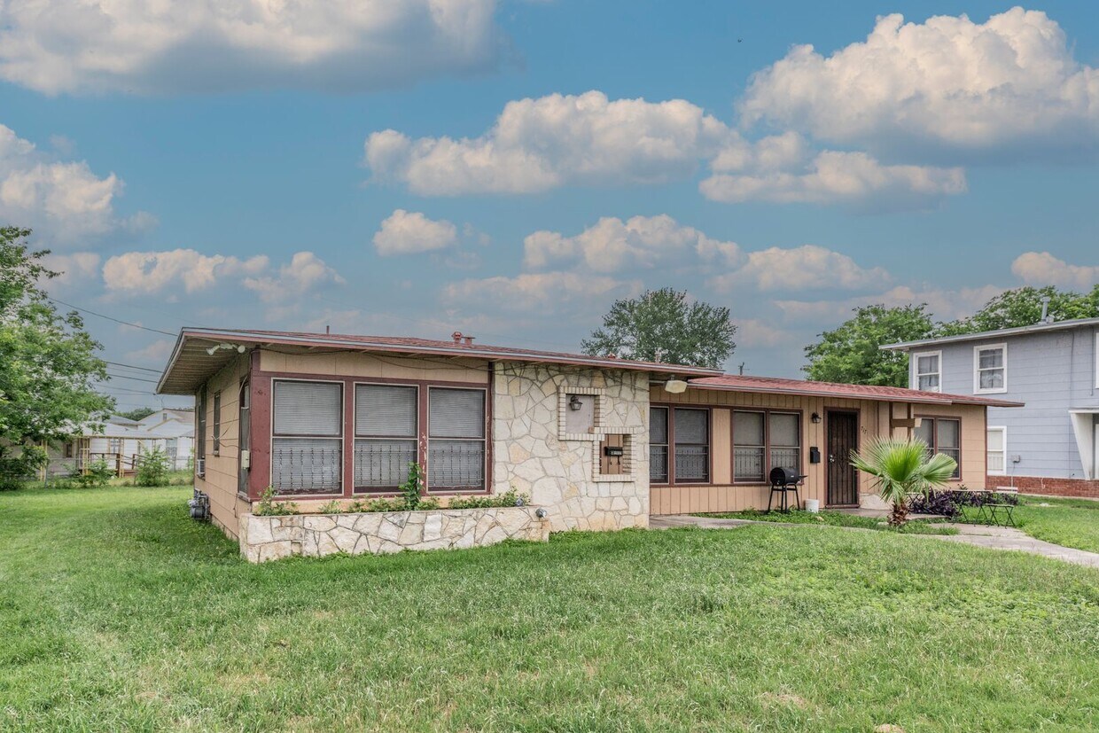 715 Carney St, San Antonio, TX 78212 - Townhome Rentals in San Antonio ...