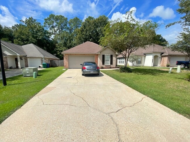 Apartments for Rent with Garages in Husser, LA