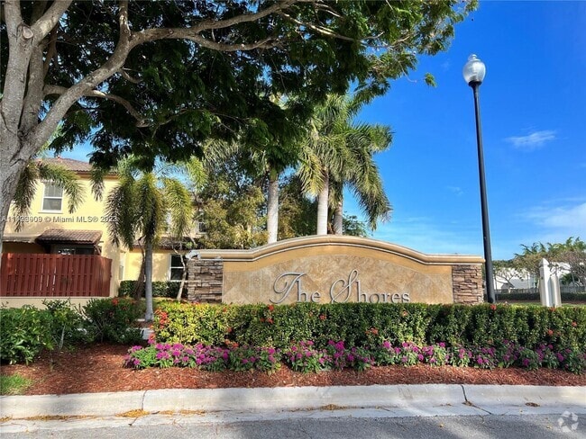 Lakes by the Bay Eve Apartments for Rent with Hardwood Floors - Cutler ...