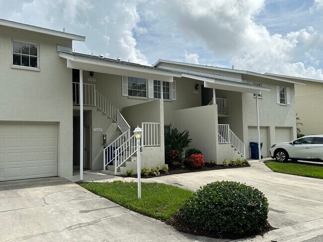 Pinehurst Estates Apartments for Rent with a Walk-In Closet - Sarasota ...