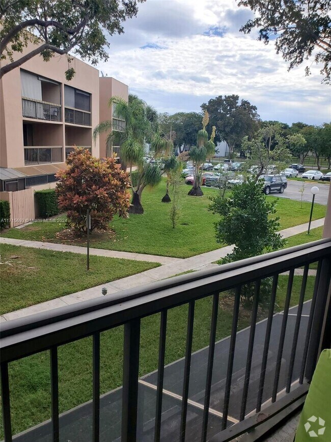 The Gardens of Kendall South Apartments for Rent with a Walk-In Closet - Miami, FL - Updated ...