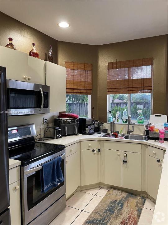 Three Lakes Apartments for Rent with a Yard - Miami, FL - 4 Rentals ...