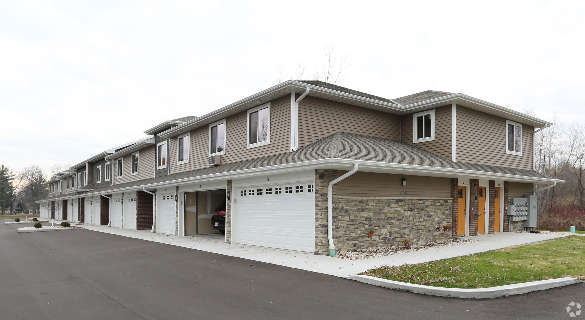 Pinewood Park Villas - 2475 Woodale Ave Howard, WI 54313 | Apartments.com