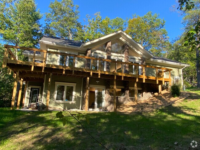 Apartments for Rent with Garages in Whitacre, VA