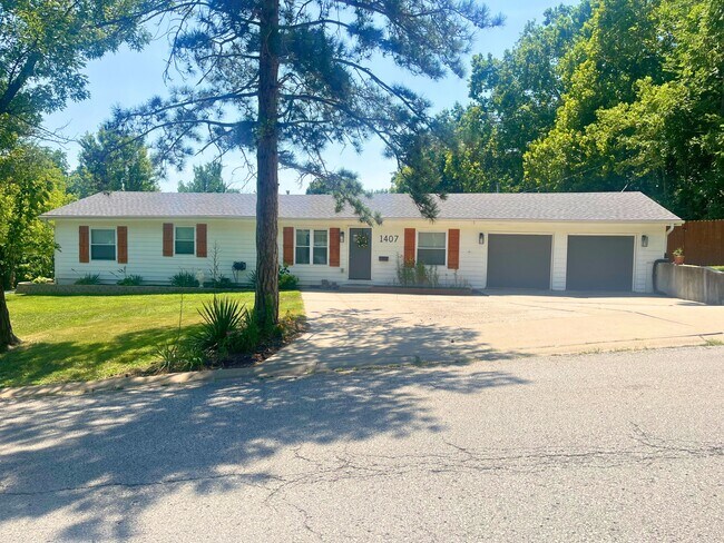 Apartments for Rent with a Walk-In Closet in Oakview MO