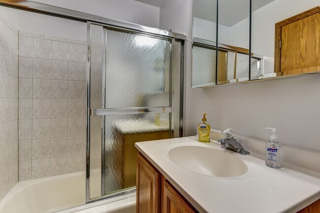 Park Ridge Commons Apartments - 9030 Kennedy Dr Des Plaines, IL ...