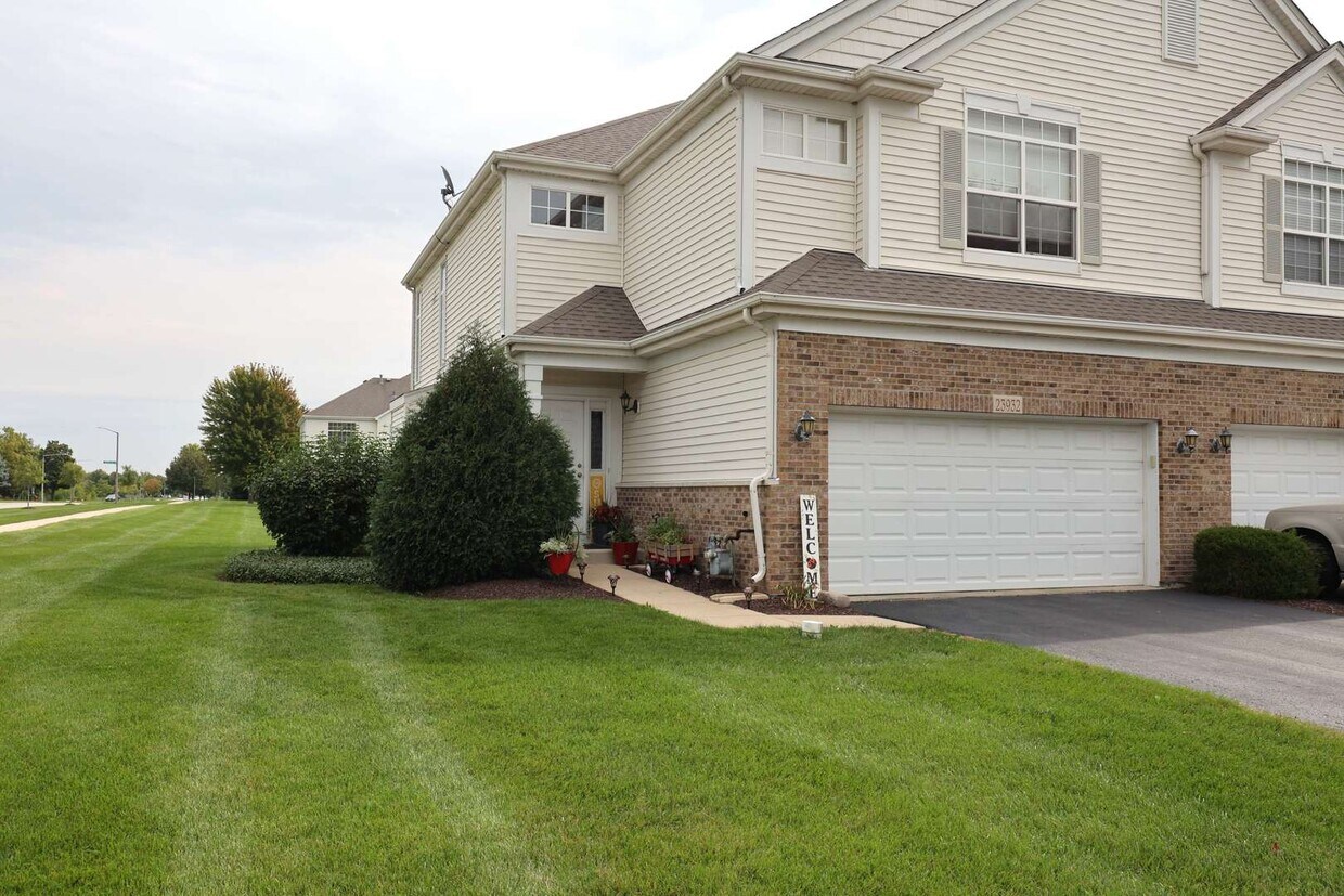 23932 McMullin Cir, Plainfield, IL 60586 - Townhome Rentals in ...