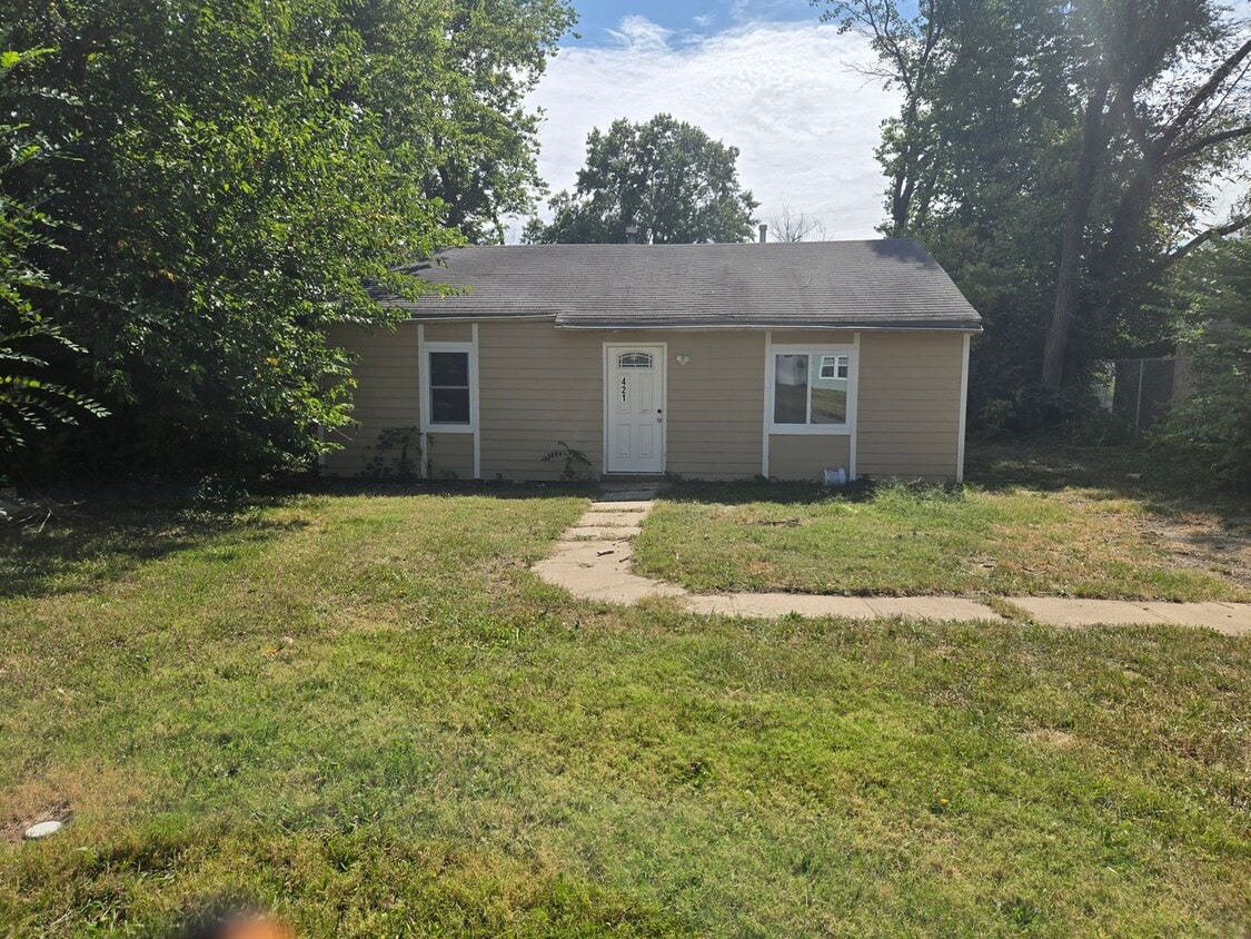 421 SE 35th St, Topeka, KS 66605 - House Rental in Topeka, KS ...