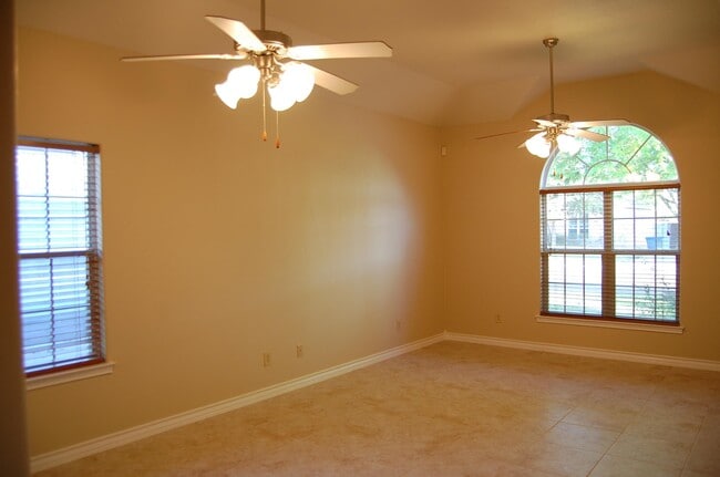 230 New Castle Dr, Laredo, TX 78045 - House Rental in Laredo, TX ...