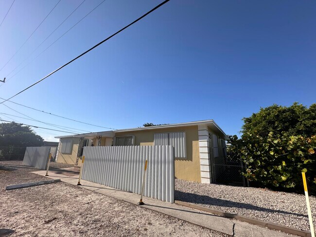 1330 N J St, Lake Worth Beach, FL 33460 - Townhome Rentals in Lake ...