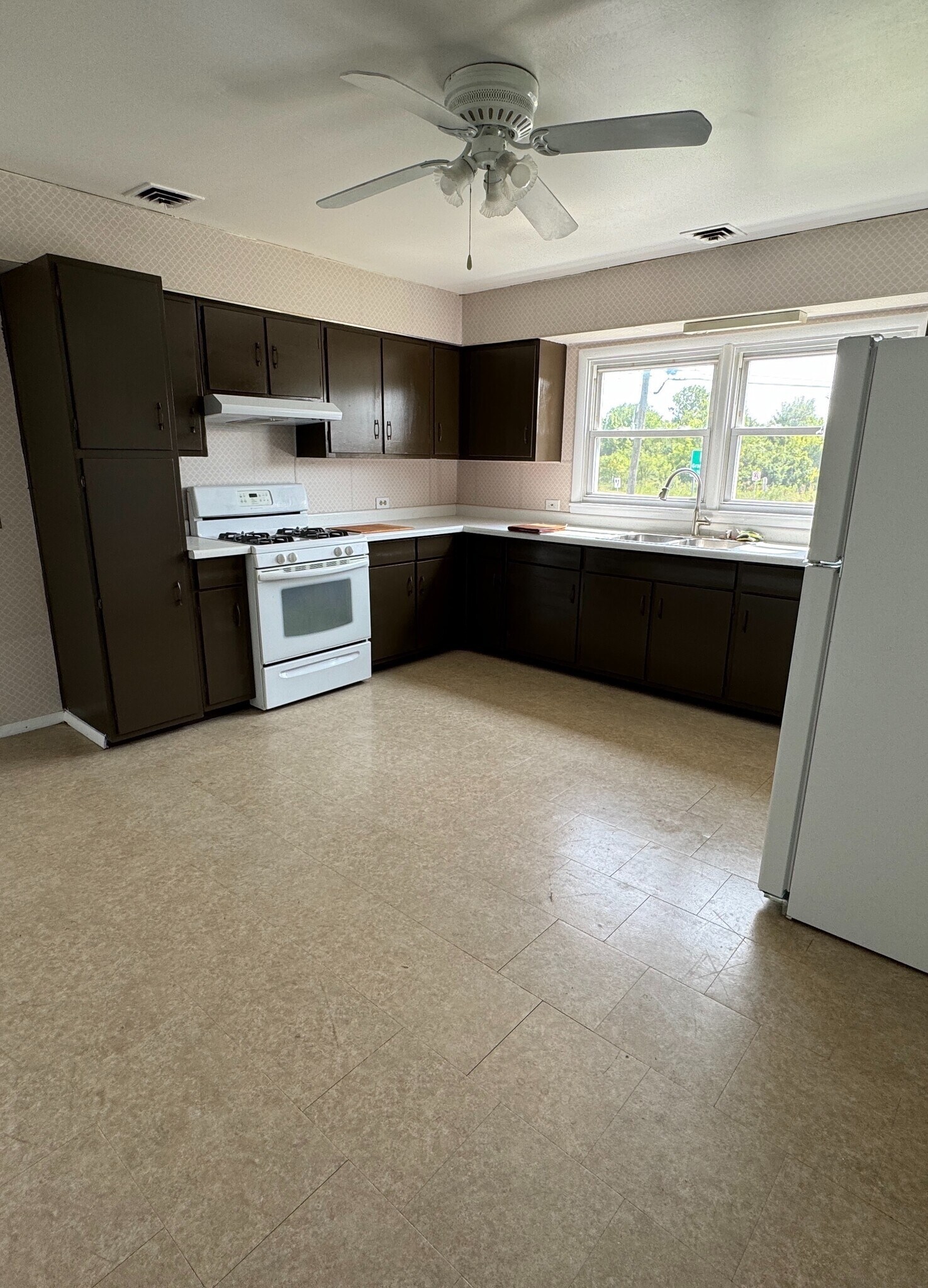 1111 Us-41 Unit 4, Gurnee, IL 60031 - Condo for Rent in Gurnee, IL ...