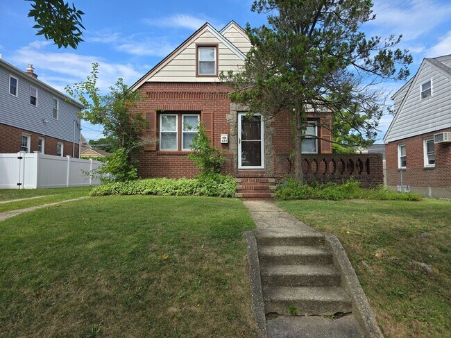 Townhomes for Rent with Garages in New Hyde Park, NY