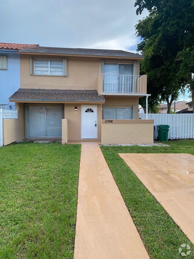 International Princess Apartments for Rent with a Swimming Pool - Miami ...