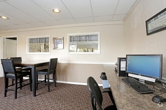 Woodcrest Apartment Homes Rentals - Decatur, IL | Apartments.com