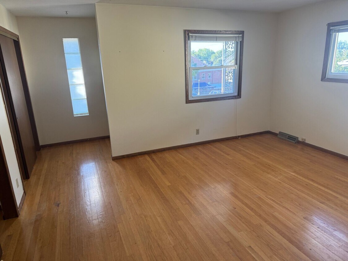 11050-11052 W Maple Ln Unit 11050-Lower, Wauwatosa, WI 53225 - Room for ...